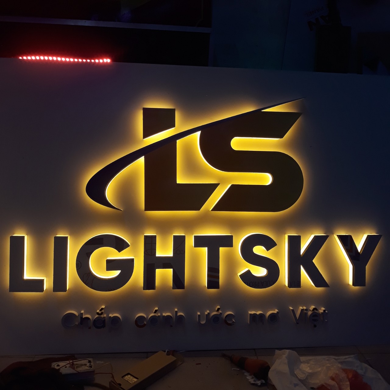 Làm logo mica gắn led sáng chân | 0981860085