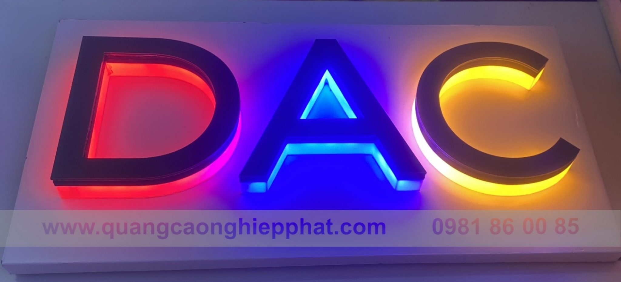 {MỚI NHẤT}Làm logo mica gắn led sáng chân | 0981860085