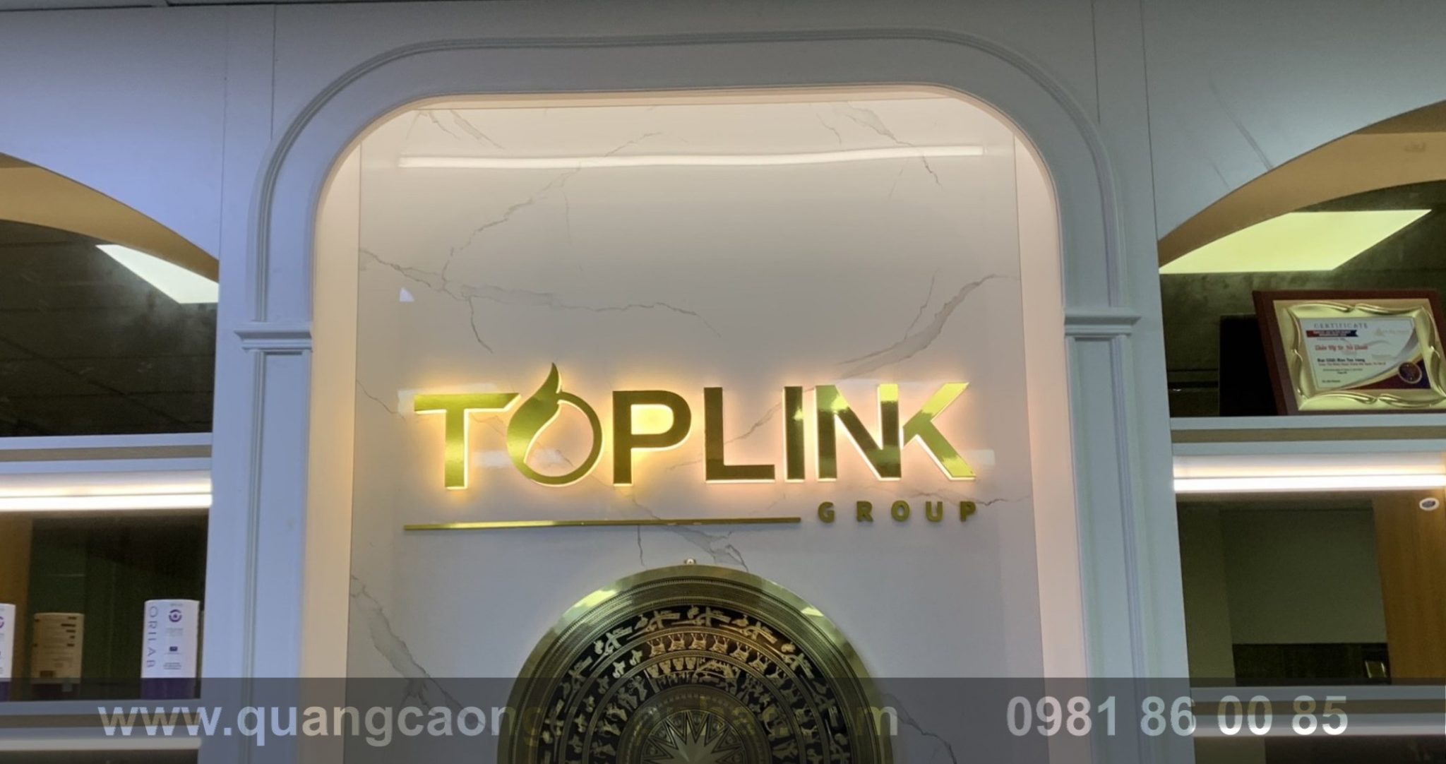 {MỚI NHẤT}Làm logo mica gắn led sáng chân | 0981860085