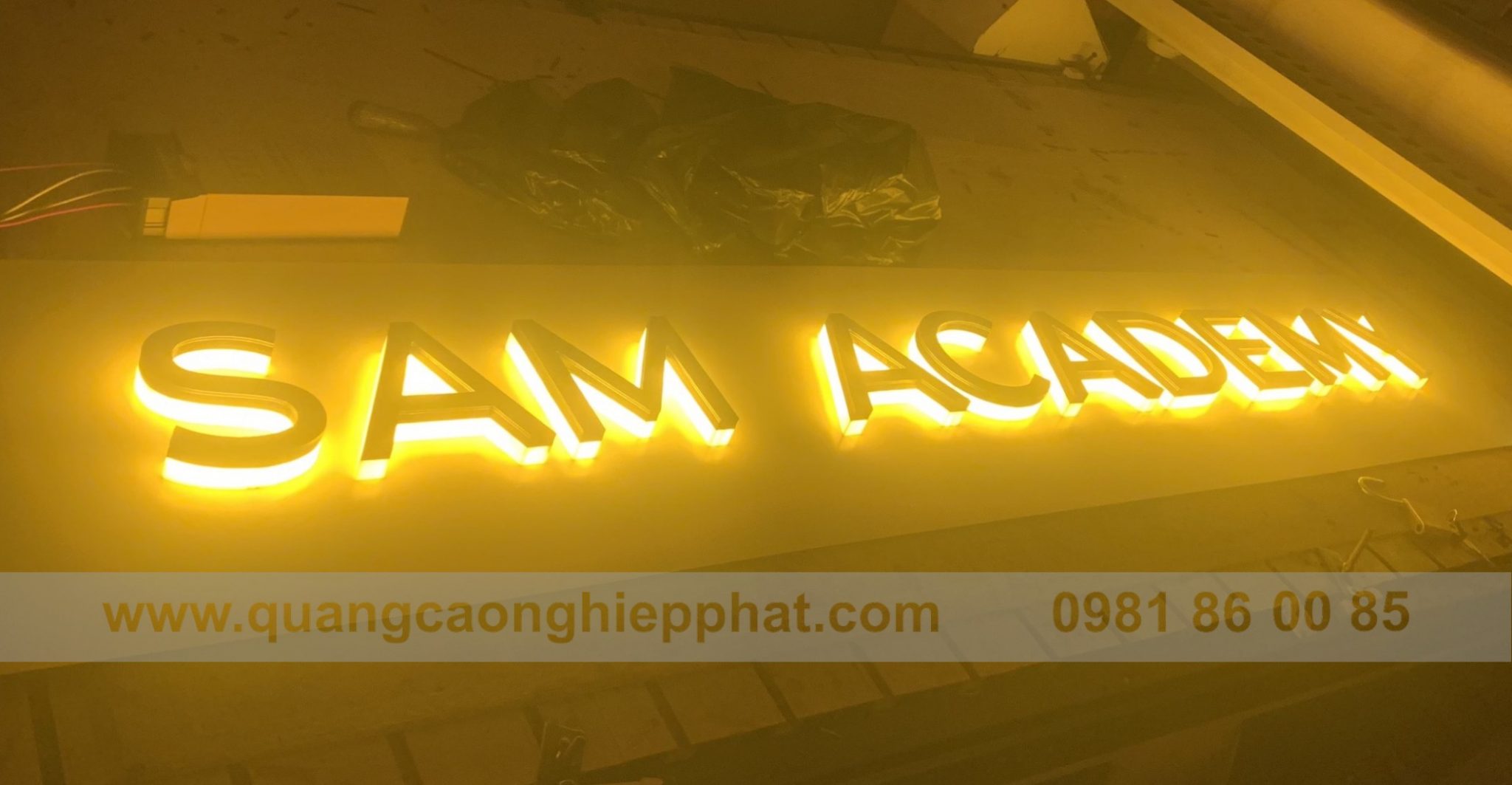 {MỚI NHẤT}Làm logo mica gắn led sáng chân | 0981860085
